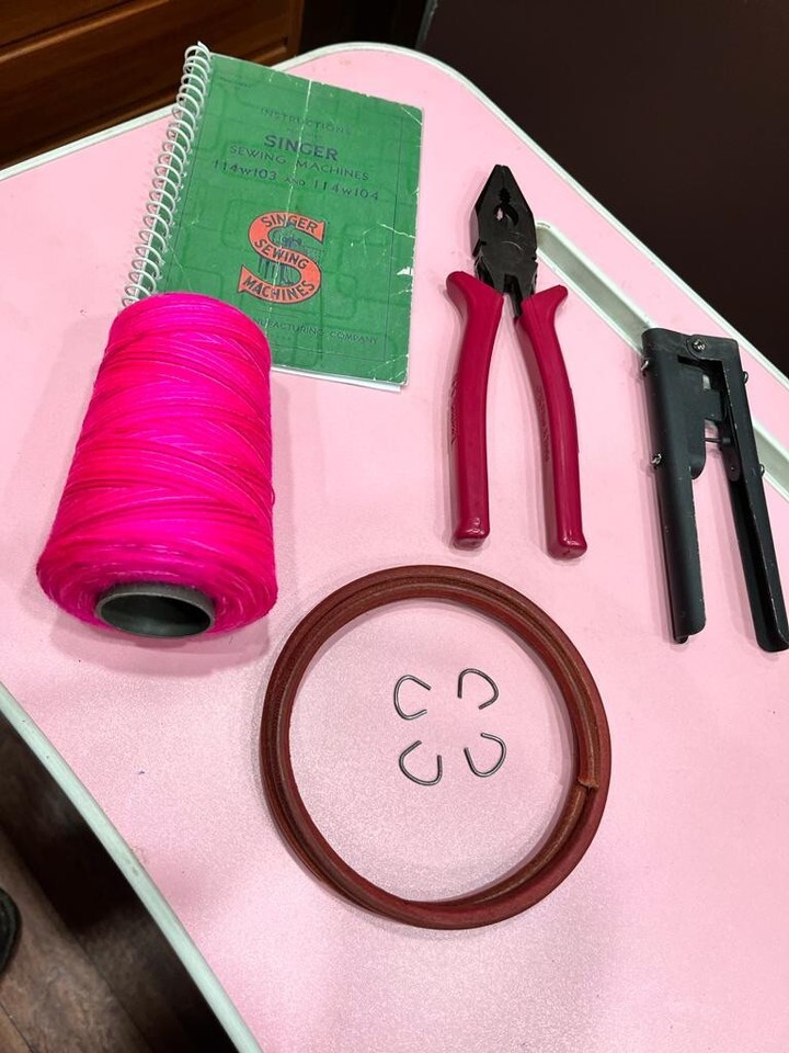 Singer 114w103 Chain stitch & Moss Stitch Embroidery Machine + table ...