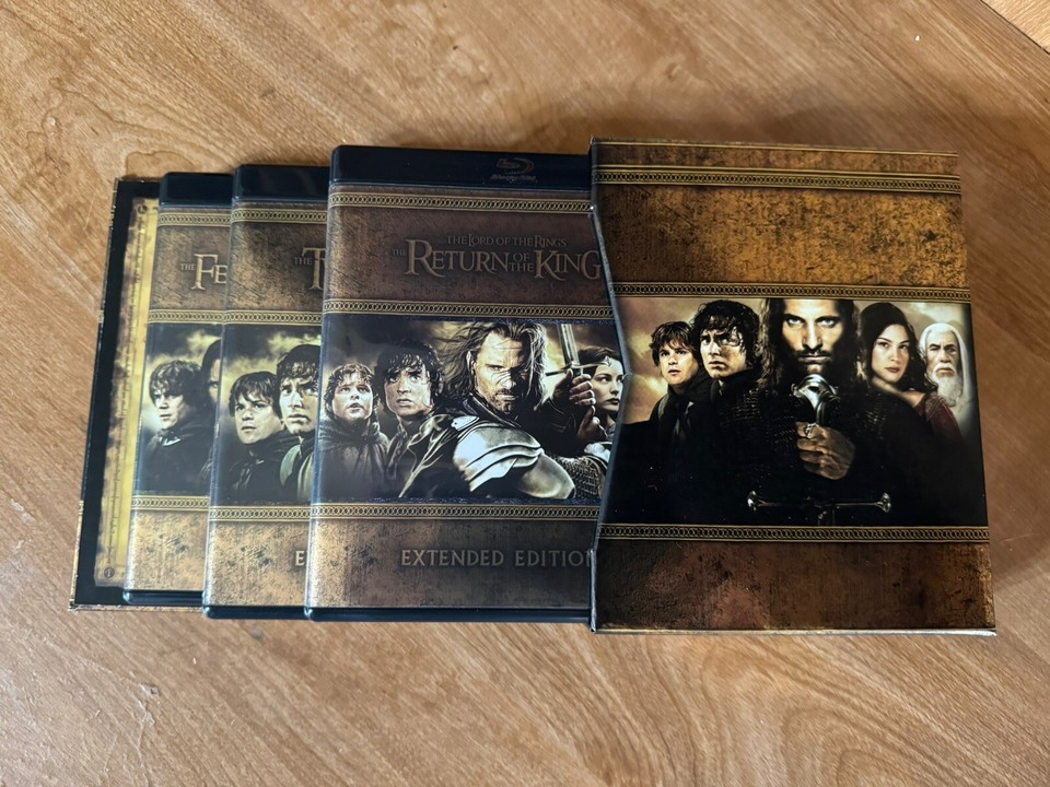The Lord of the Rings Motion Picture Trilogy Extended Edition Blu-ray ...