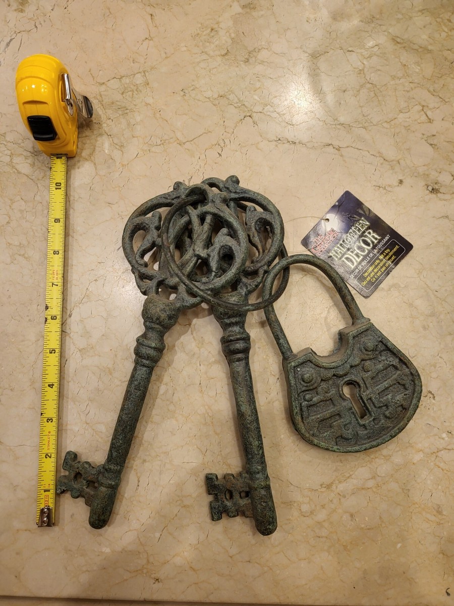 HALLOWEEN GOTHIC 10 INCH CAST IRON CREEPY OLD LOCK AND KEY HALLOWEEN GOTHIC 10 INCH CAST IRON CREEPY OLD LOCK AND KEY