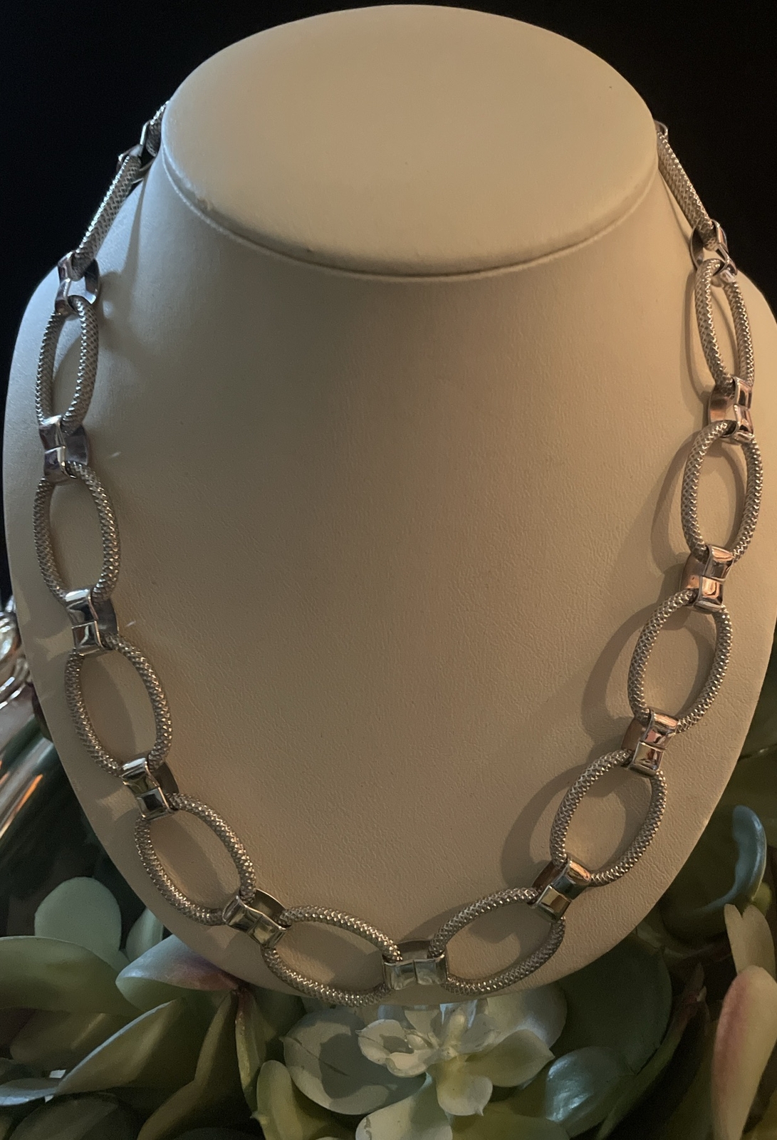 Vintage Stunning Monet Silver Tone Elegant Necklace - Gem