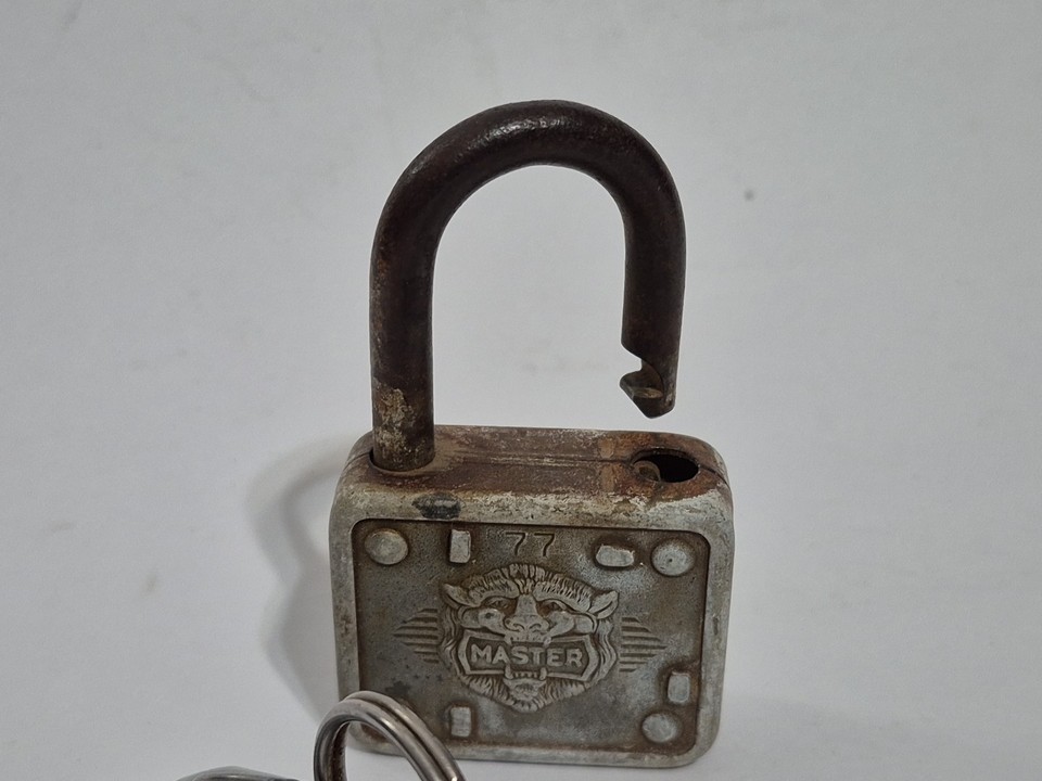 VINTAGE MASTER LOCK CO. No. 77 LION HEAD PADLOCK WITH KEY No. 5270 | eBay