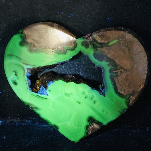 Natural Rare Volcanic Agate Crystal Heart carving 2780G (UV reactive ...