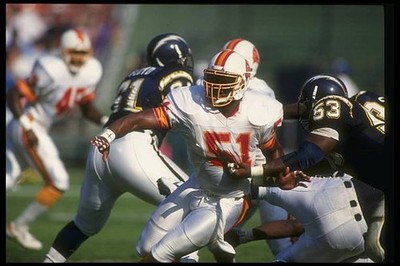 Linebacker Broderick Thomas Tampa Bay Buccaneers works against the- Old ...