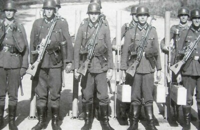 WW2 Photo German soldiers armed with the revolutionary Sturmgewehr StG ...