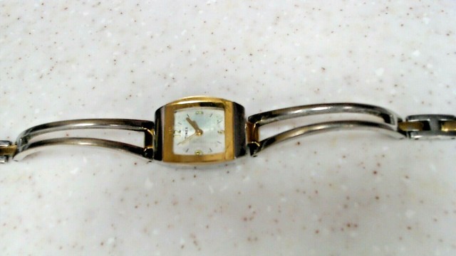 EUC Dainty Timex Ladies Quartz Watch Thin Leather Band N6 SR521SW for ...