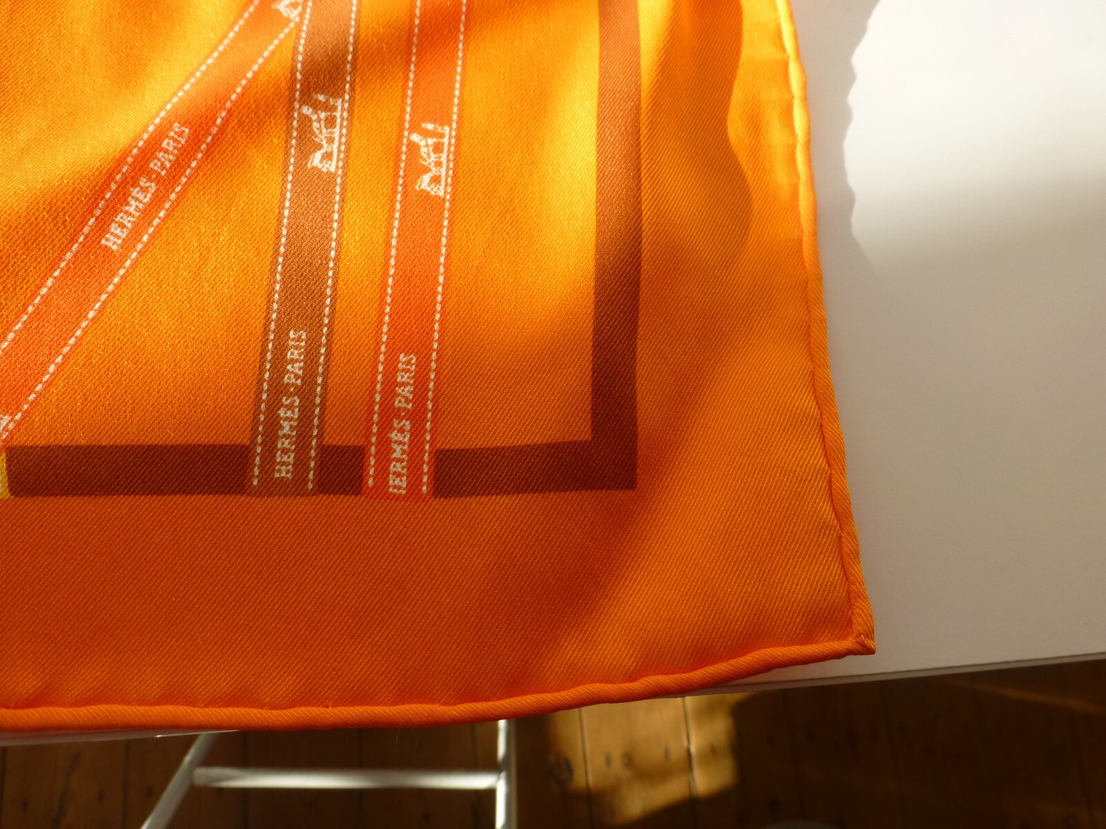 foulard, triangle pointu Hermès, en soie. Modèle bolduc avec boite | eBay