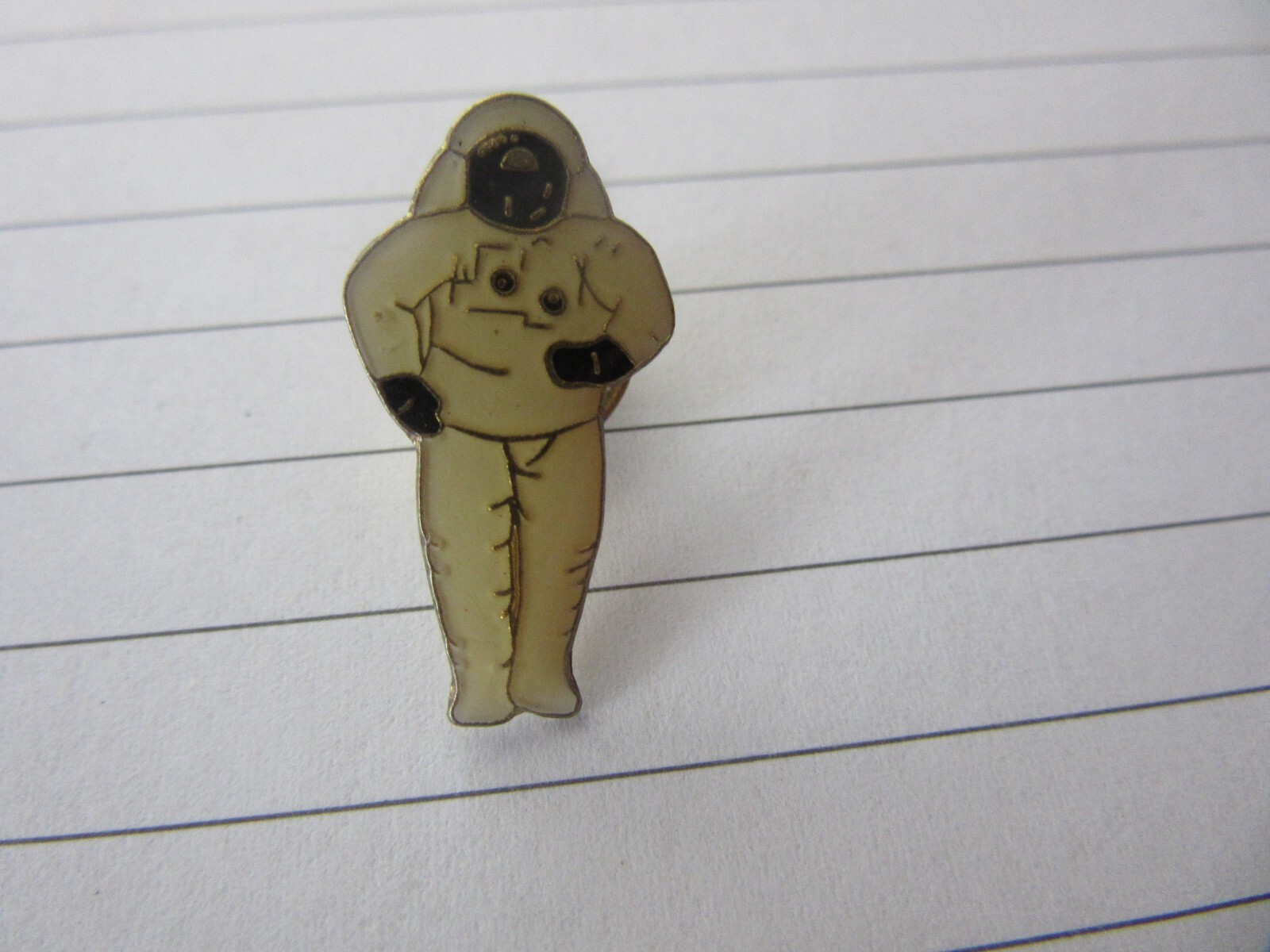 ASTRONAUT SPACE SUIT PIN BADGE (DK # 13) | eBay
