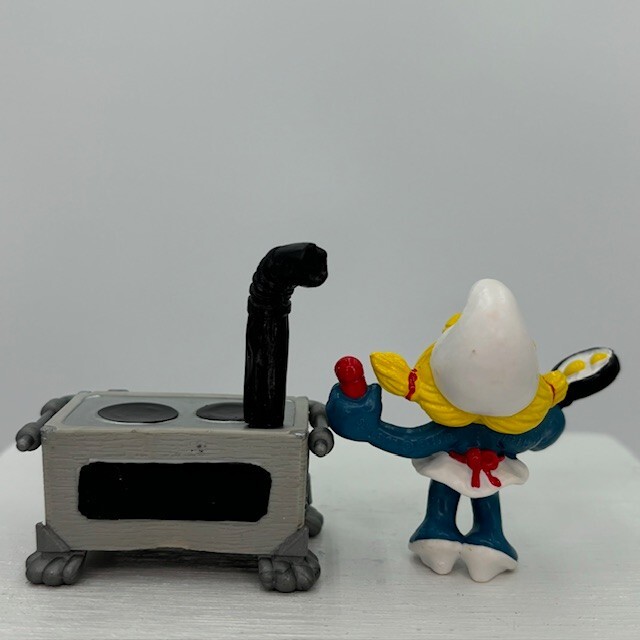 Smurfs 40238 Smurfette Kitchen Smurf Figure Stove Oven Eggs Vtg PVC ...