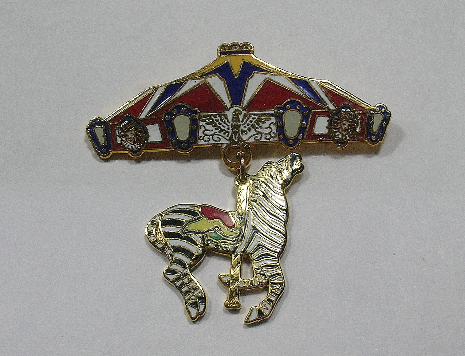 VINTAGE AND RARE "CAROUSEL CLASSICS, TM" BROOCH/PIN… - Gem