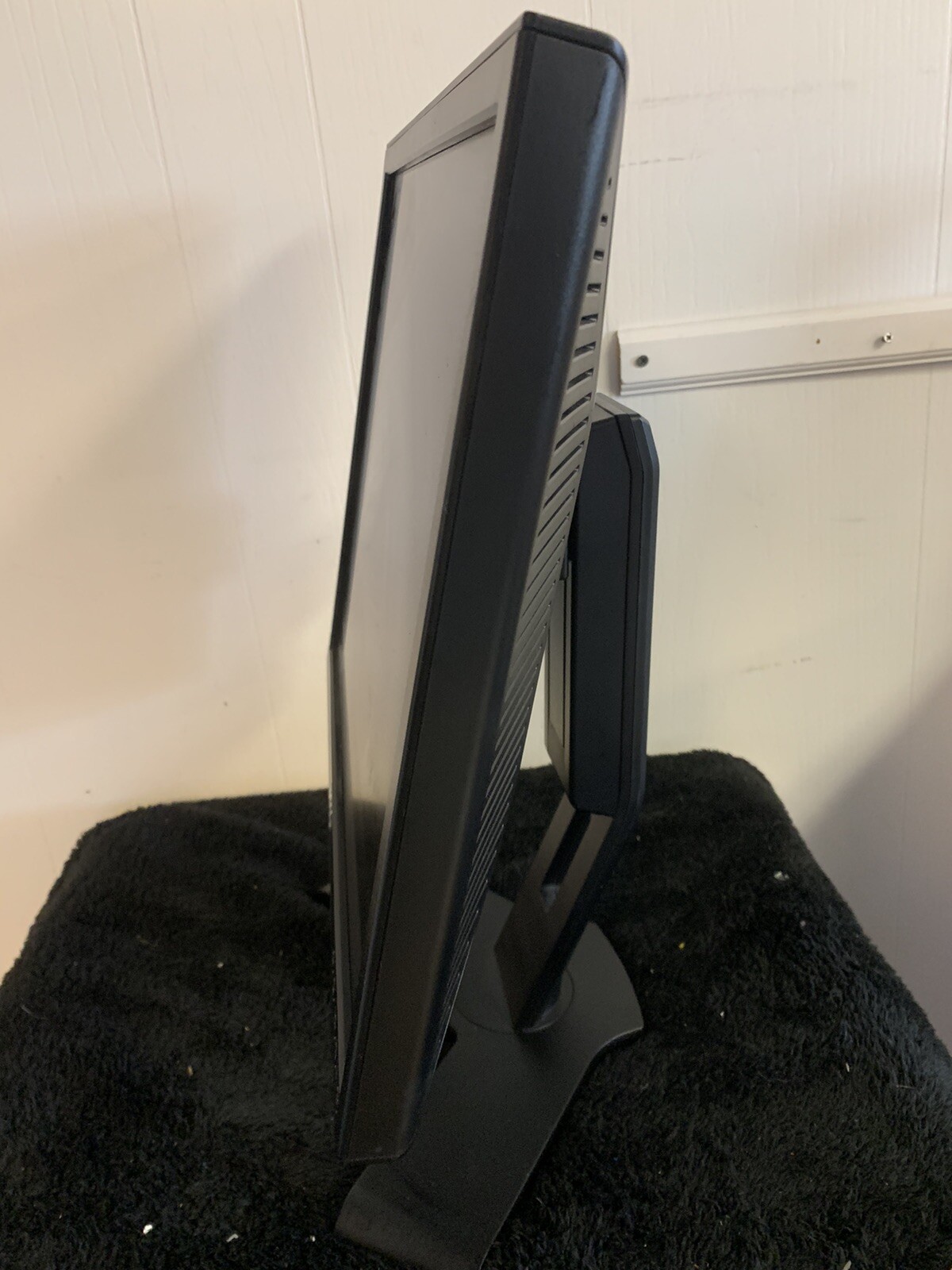 Dell 19" LCD UltraSharp Monitor P190s Series VGA DVI USB Hub Comes With ...