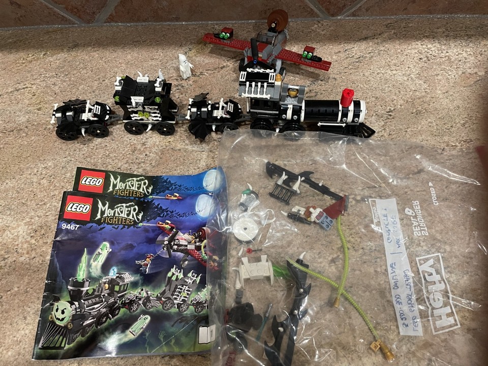 LEGO 9467 Monster Fighters Ghost Train Set w/ Manuals Minifigs | 98% ...
