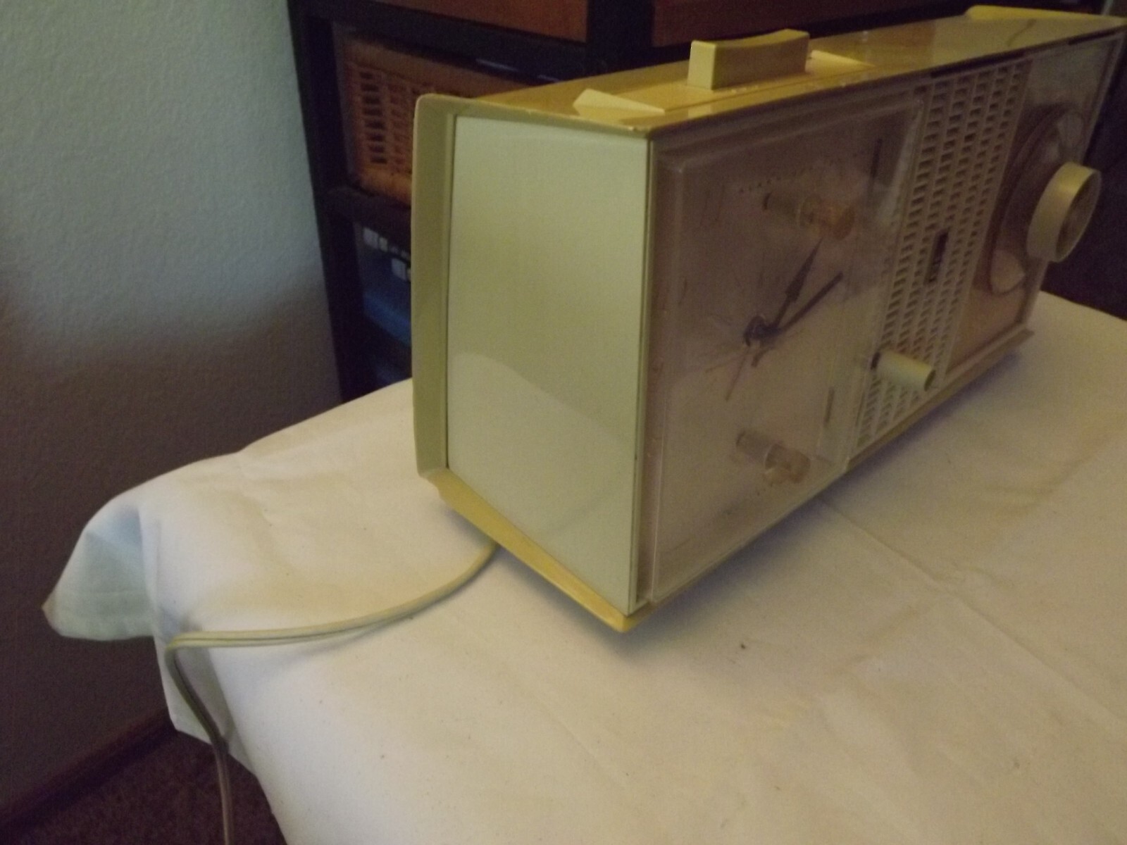 Vintage Dijon Gold 1963 Motorola Model C25SK Vacuum Tube AM Clock Radio ...