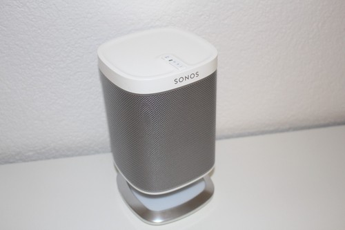 Sonos Play:1 WLAN Multiroom Lautsprecher mit Flexson LED USB Stativ ...