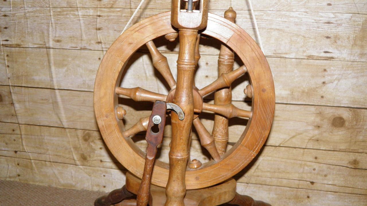 Vintage Traditional Beechwood Single Treadle Upright Castle Spinning ...