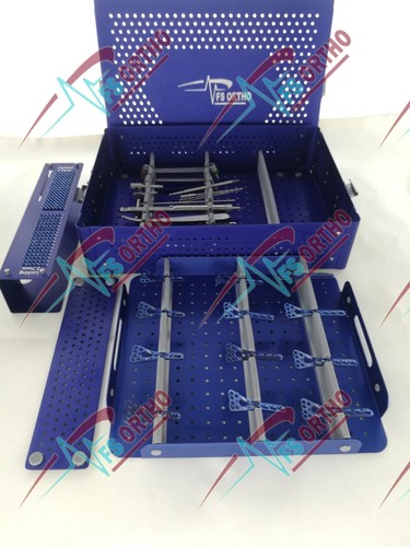 2.7mm Variable Angle Distäl Volar plates with screws Instruments and ...