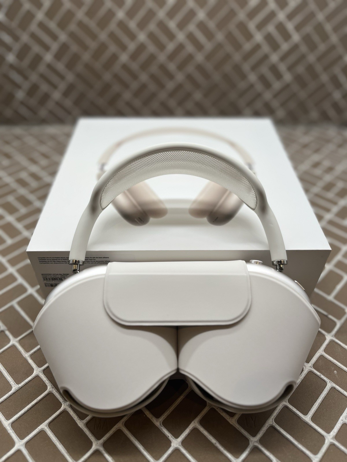 AirPod Max Starlight USB-C Charging, Sealed with Valid Serial Number