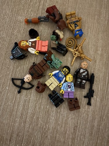 Lot of Lego minifigures, helmets, hats, weapons, accessories, Assorted ...