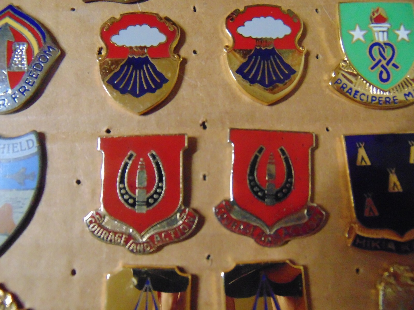 MILITARY INSIGNIA CREST DUI SET OF 2 26TH FIELD ARTILLERY COURAGE AND ...