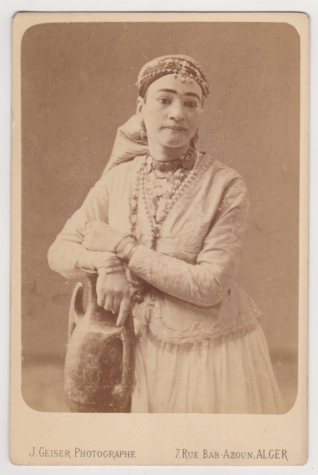 Photo cabinet ~1880 J. GEISER Alger - Jeune femme costume bijoux ...