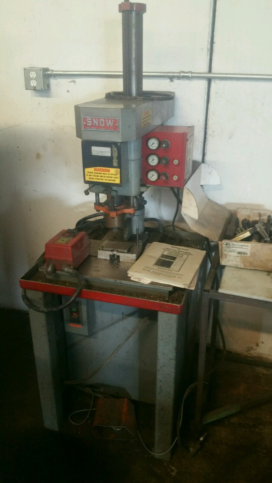 SNOW SD1 VERTICAL TAPPING MACHINE W/FOOT CONTROL 1/2 HP 220 VOLT 3 ...