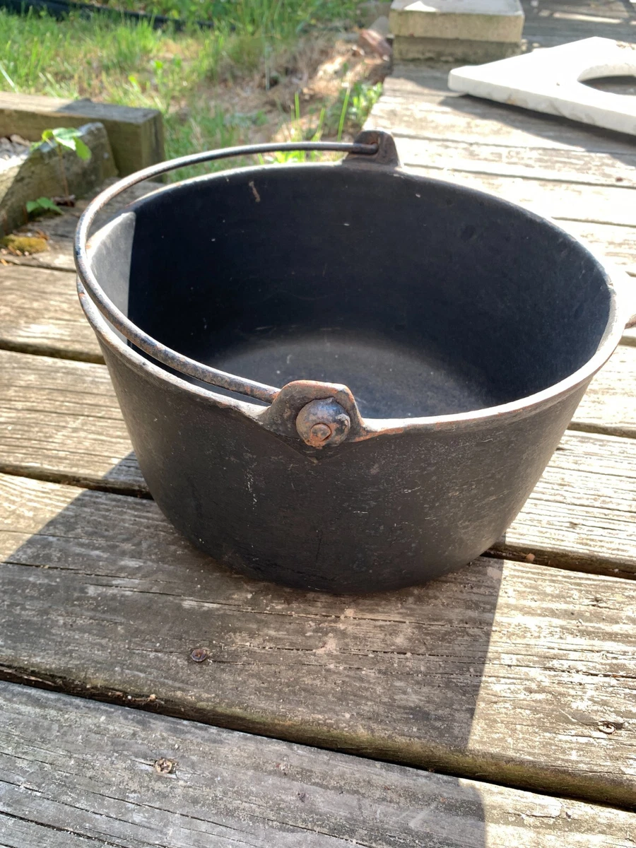 Iron Antique Pots With Feet