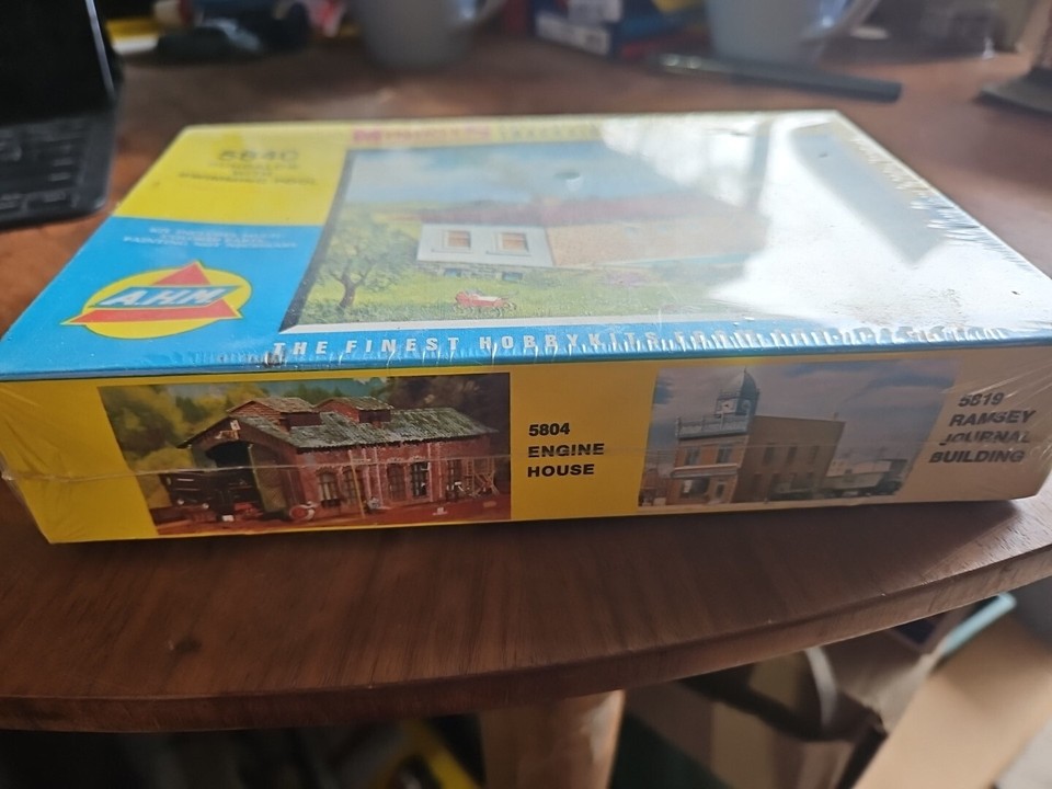 AHM, BUNGALOW WITH SWIMMING POOL, NEW BUILDING IN BOX, HO SCALE | eBay