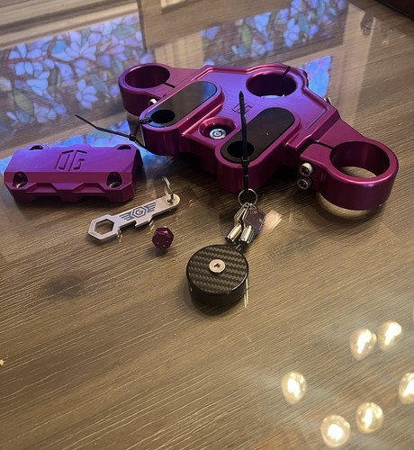 OG Motors Harley Touring Billet Top Triple Tree Carbon Seat Lock Top ...