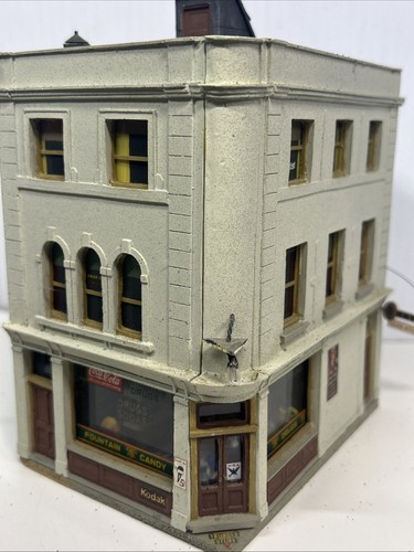 HO Scale Building 3 Story Built Detailed Multiple Interiors Corner Drug ...