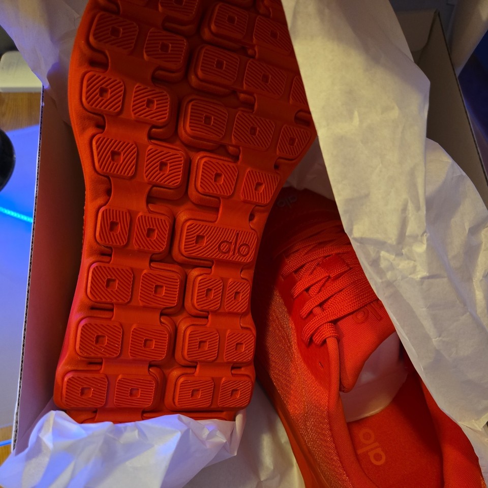 Alo Runner Unisex Red M9 W10.5 | eBay