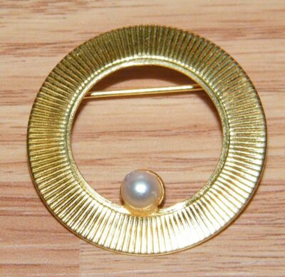 Unbranded Gold Tone Circular Pin with Faux Pearl Collectible Pin ...