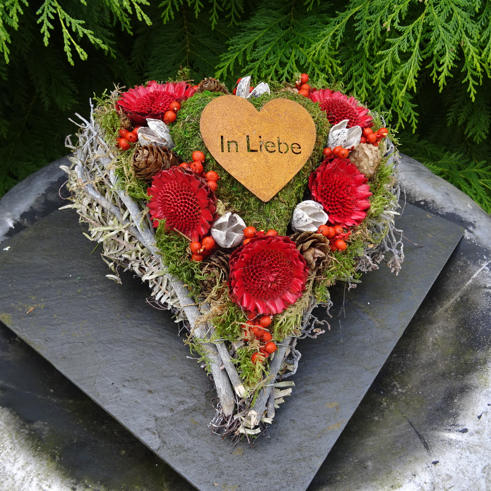 Grabdeko Grabschmuck Grabgesteck Herz Moos Trockenblumen rot Urnengrab ...