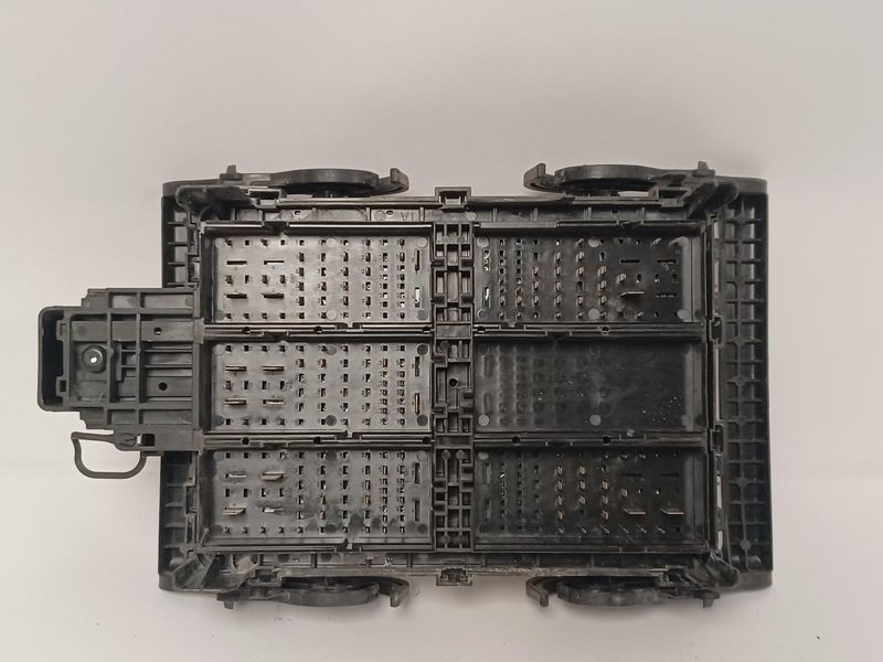 2014-2017 Chevy Silverado 1500 6.0L Engine Fuse Box OEM Assembly ...