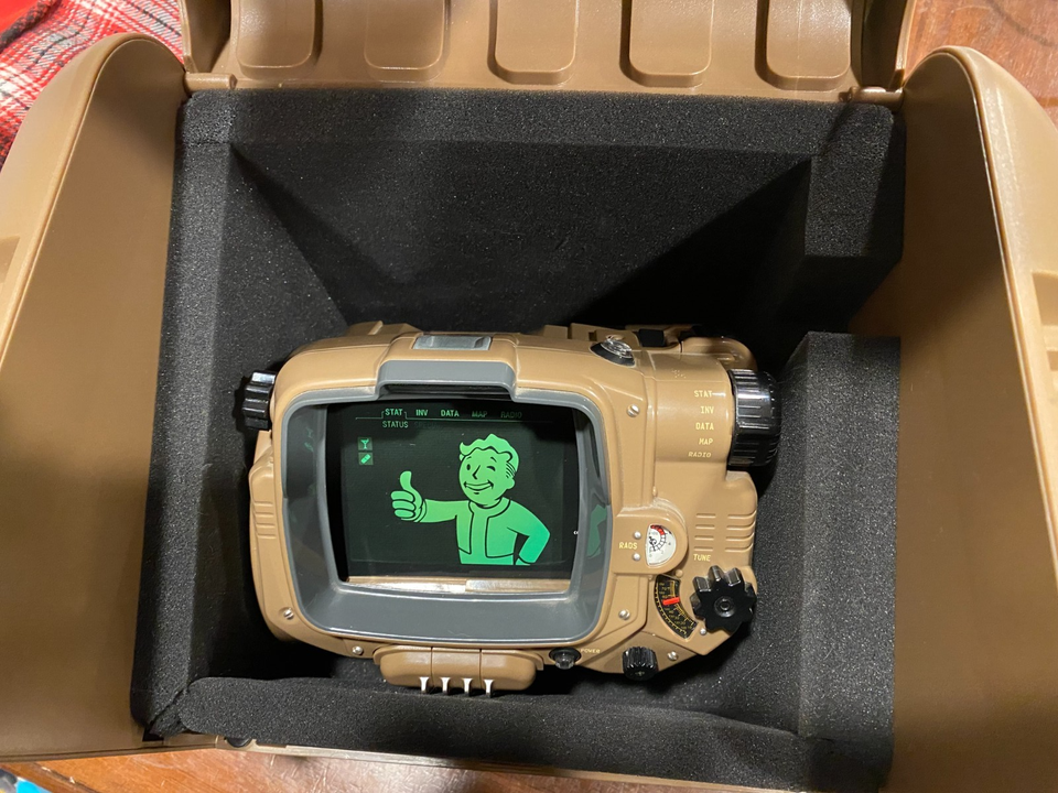Fallout 4 Pip-Boy Model 3000 Mk IV Collector's Edition Pipboy and Case ...