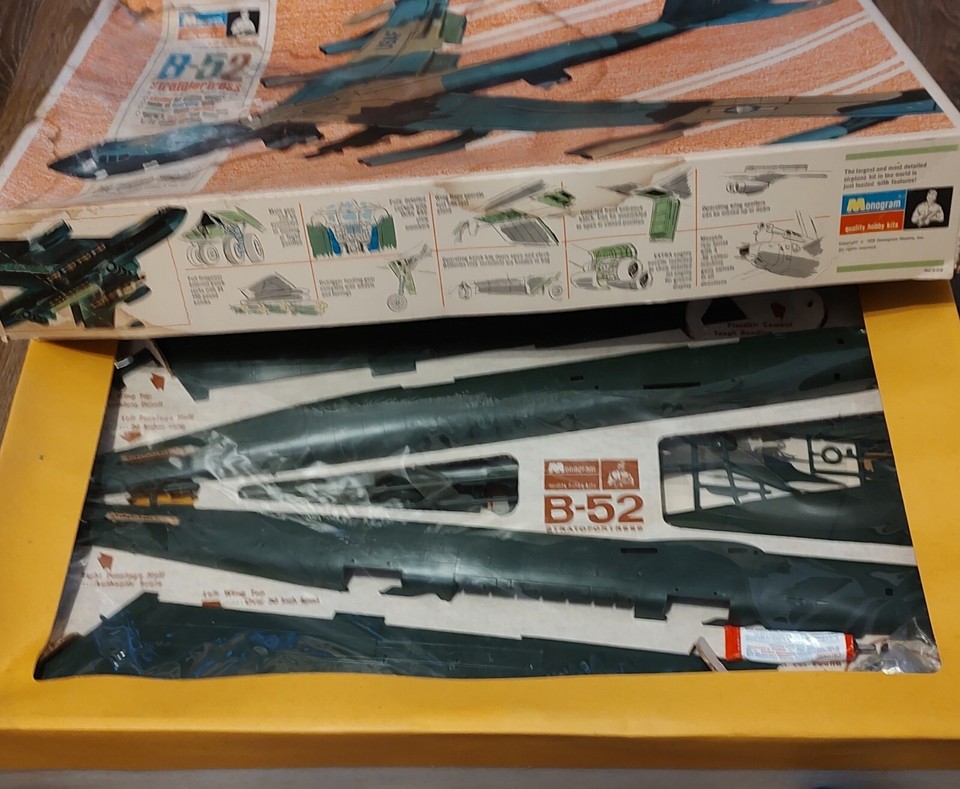 Monogram B-52 Stratofortress w/ battery operated Jet engine sound ...