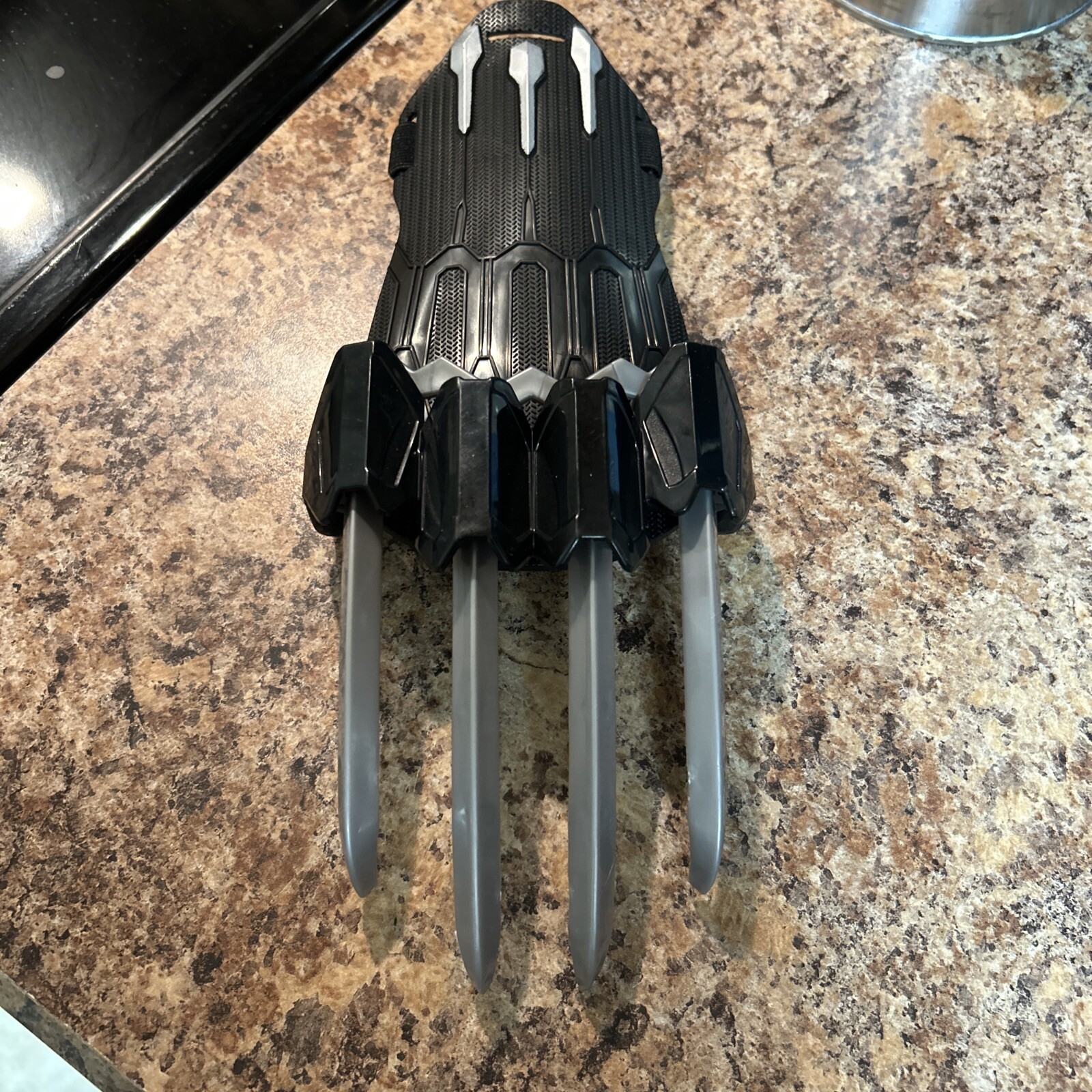Marvel Black Panther Retractable Claw (1) Hasbro Cosplay Halloween ...