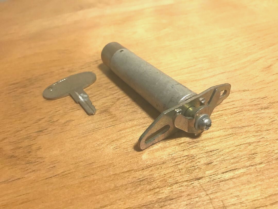 Pachislo Slot Machine Door Lock/Key 3-5/16" P Hook (See Machine List ...