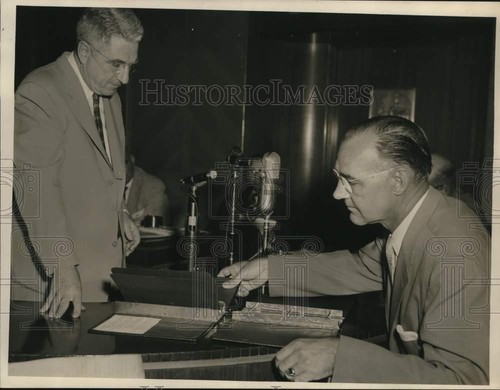 1957 Press Photo Houston Councilman W. Gail Reeves with Charles Bell ...