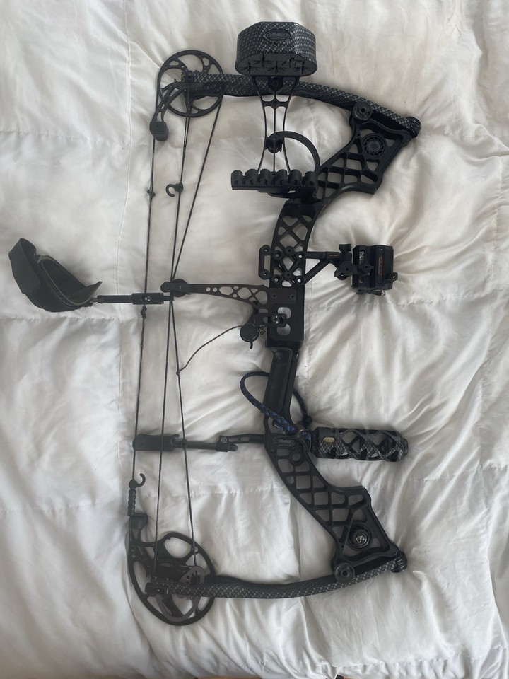 Mathews Z7 extreme tactical Compound Bow Black Carbon Fiber with Sight ...