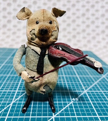 VINTAGE 1930s GERMAN SCHUCO TIN PIG w/Fiddle Metal Toy Clockwork Wind ...