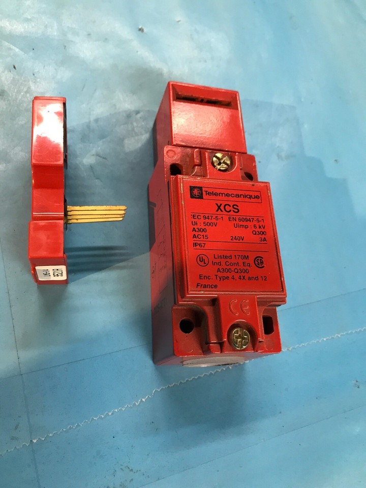Telemecanique XCS-A7O1 / EN 60947-5-1. A300 | eBay