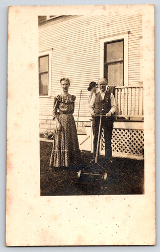 VINTAGE PHOTO POSTCARD OLD ANTIQUE PICTURE HOME LADY MAN PUSH LAWN ...