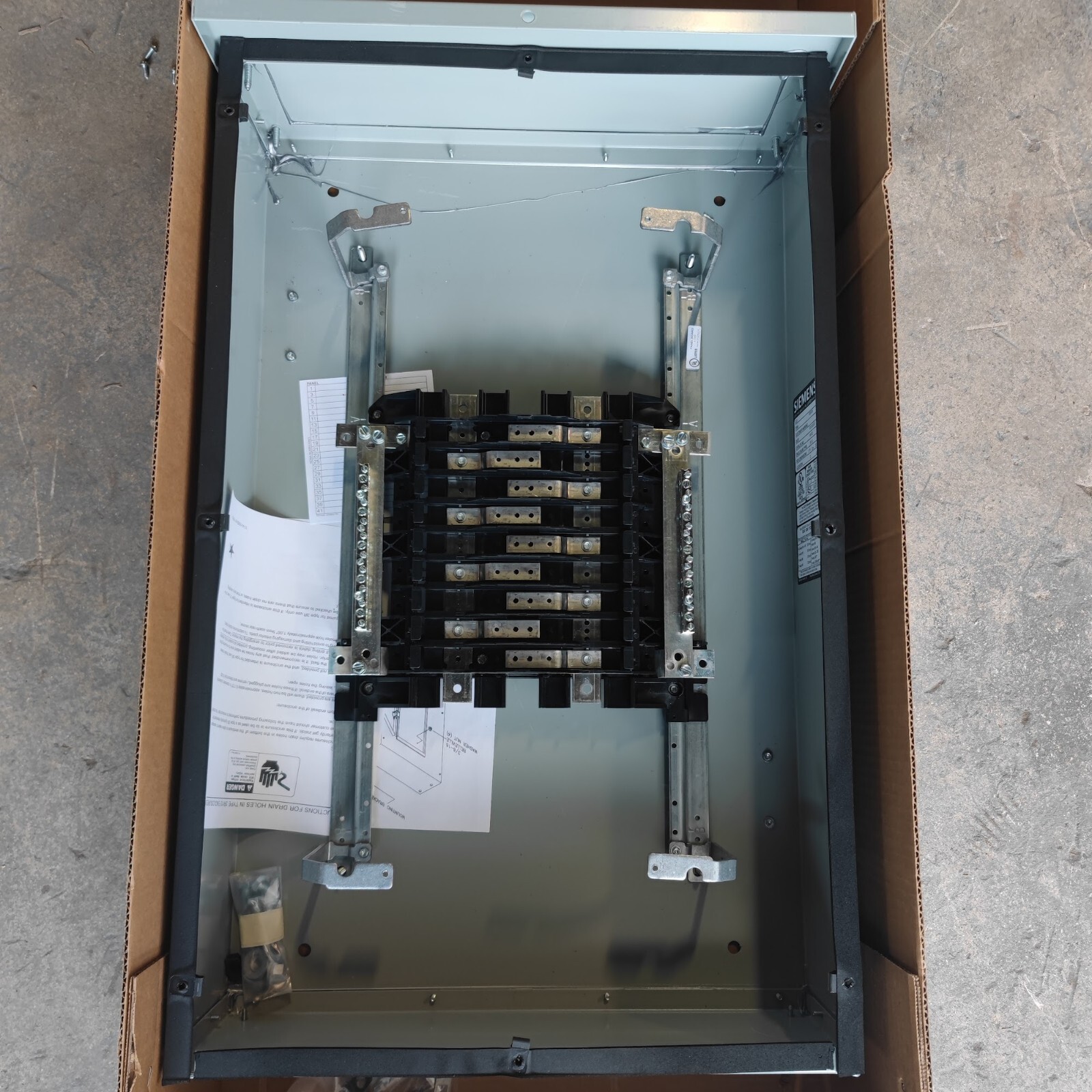 SIEMENS 250 AMP PANELBOARD 240 120 V SINGLE PHASE 1PH 3W 18 Cir NEMA 3R ...