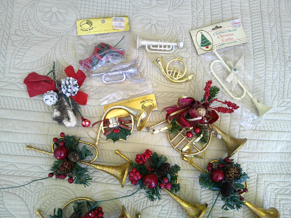 14 Plastic Musical Instrument Ornaments Decorated: French Horn,Trumpet ...