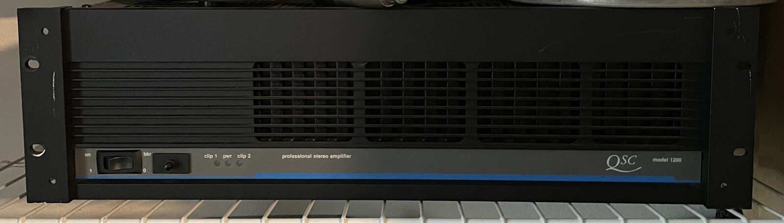 Qsc Model 1200 Stereo Amplifier with Rack Mount