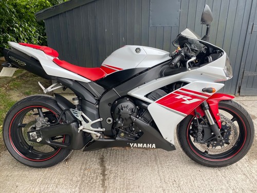 Yamaha R1 4c8 2008 Red/white fantastic bike 15000 miles free delivery ...