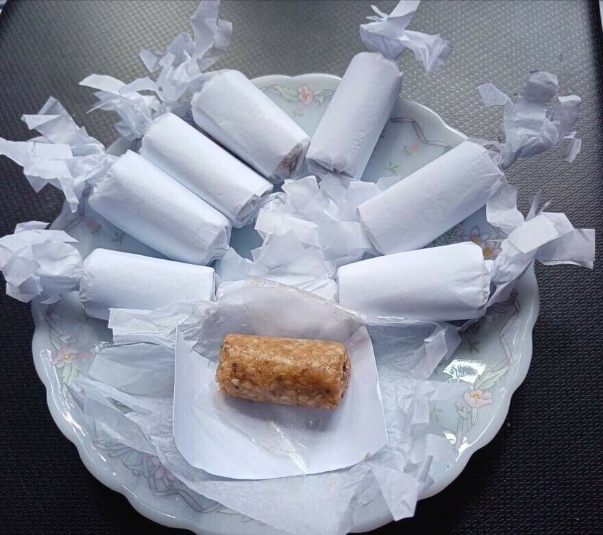 Gingelly Rolls 10 (Thala Karali) Jaggery & Sesame Seeds Candy Sweets ...