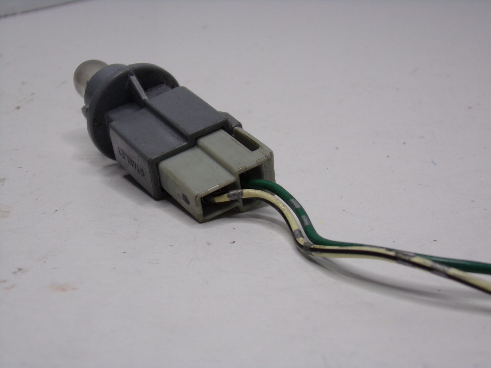 03 04 TOYOTA AVALON TRUNK INNER TAIL LIGHT WHITE BULB/GREY PLUG 2 WIRE ...