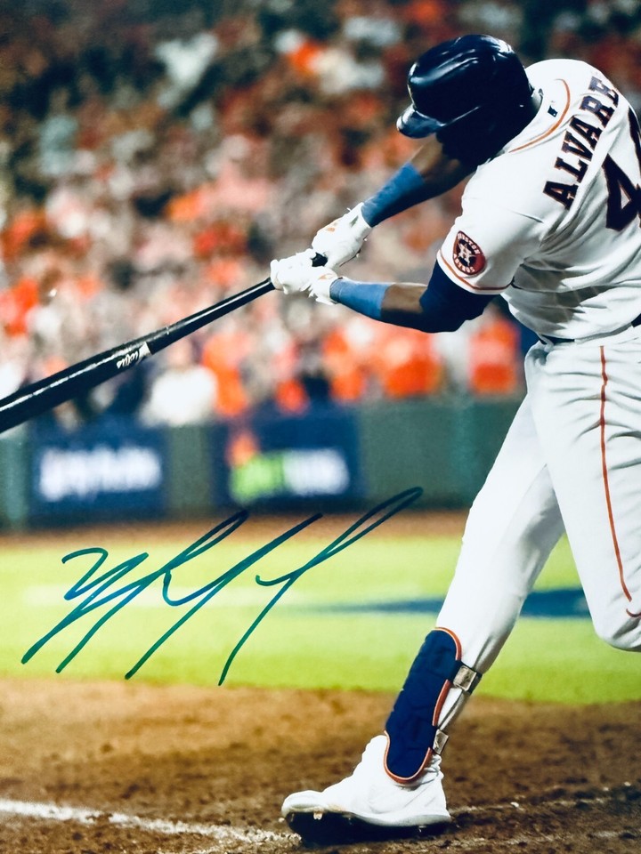 Yordan Alvarez Signed (BAS) Houston Astros•MLB•8X10 action photo w ...