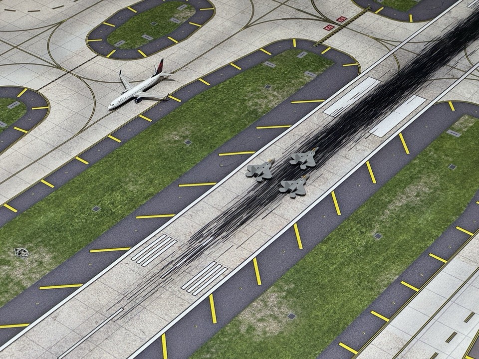 Jetset Models 1:400 Scale x3 F-22 Fighter Jets With Gold Canopy | eBay