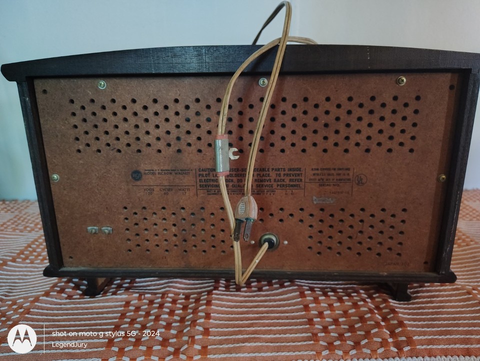 RCA MODEL RLC60W AM-FM DUAL SPEAKER LONG RANGE WALNUT TABLE TOP RADIO ...